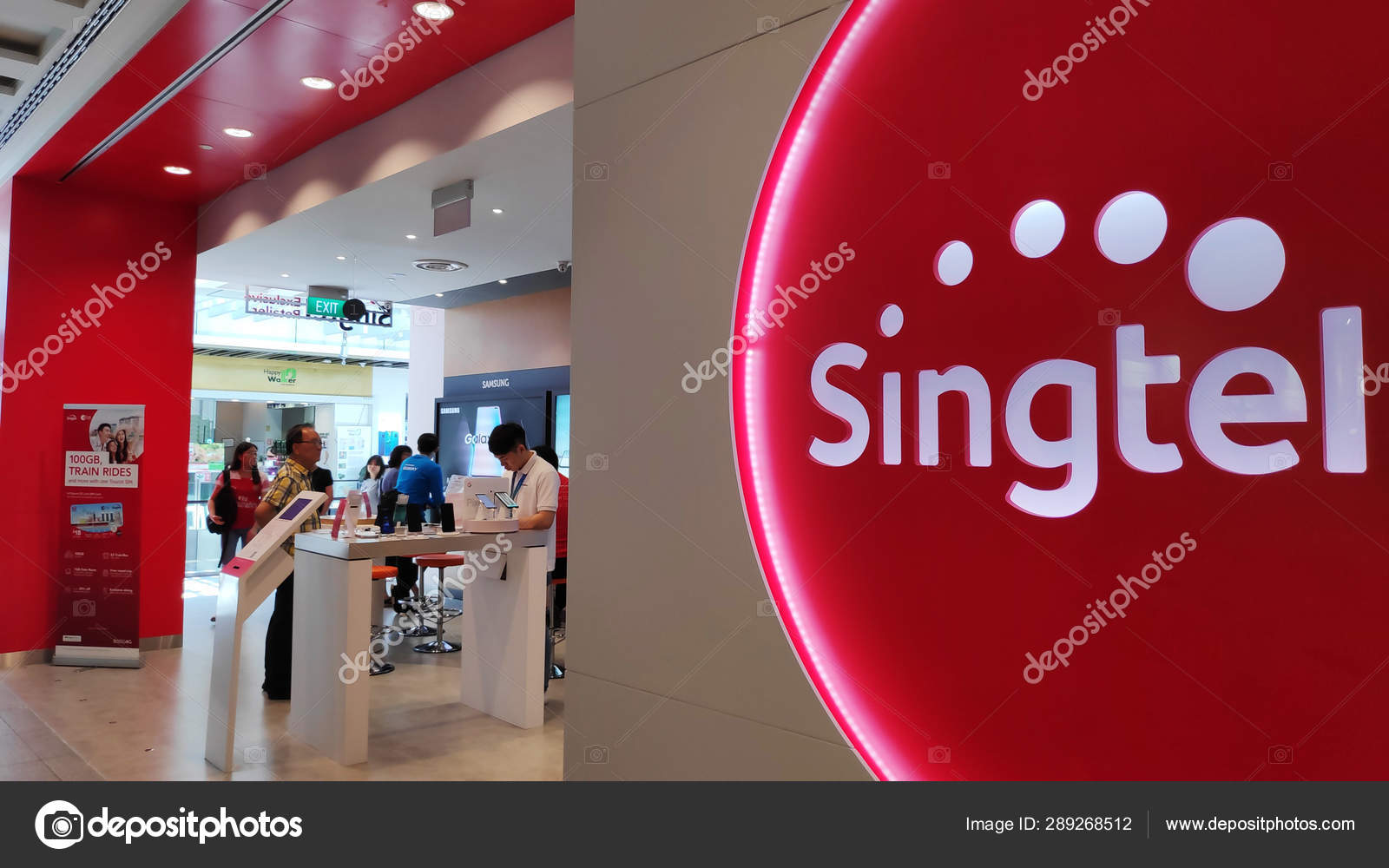 Customers visit Singtel retail shop in Singapore — Stock Editorial Photo © tang90246 #289268512