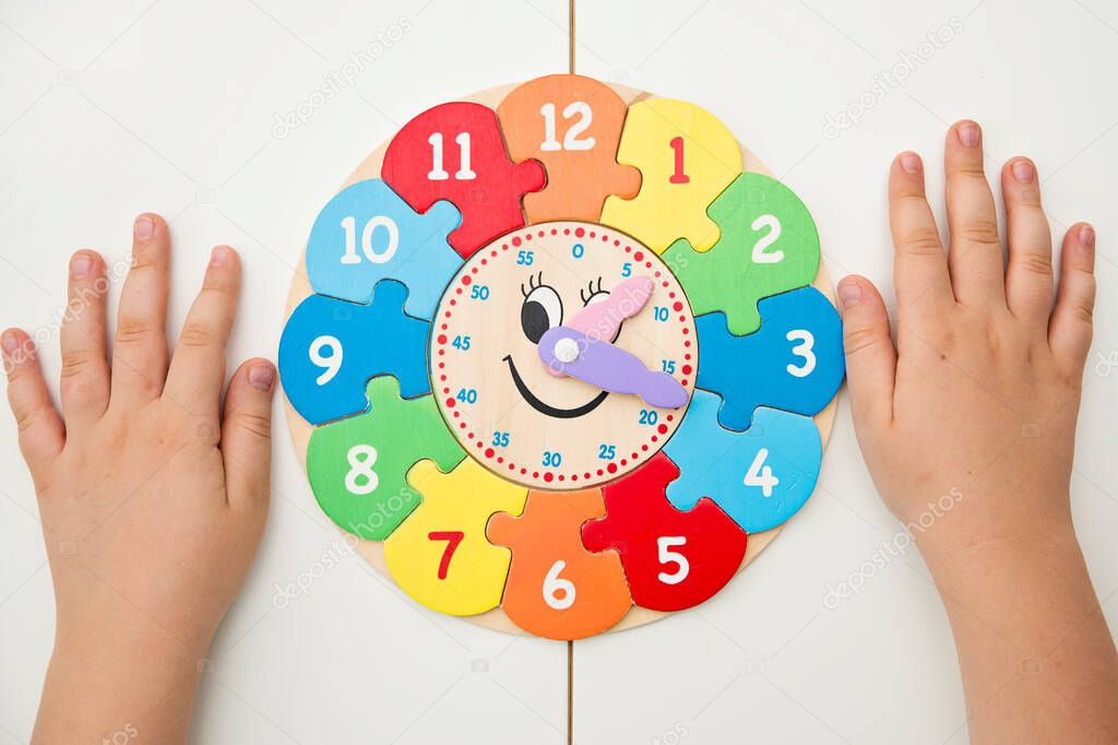 Chico aprendiendo el tiempo con reloj de madera. Juguete para el método ...