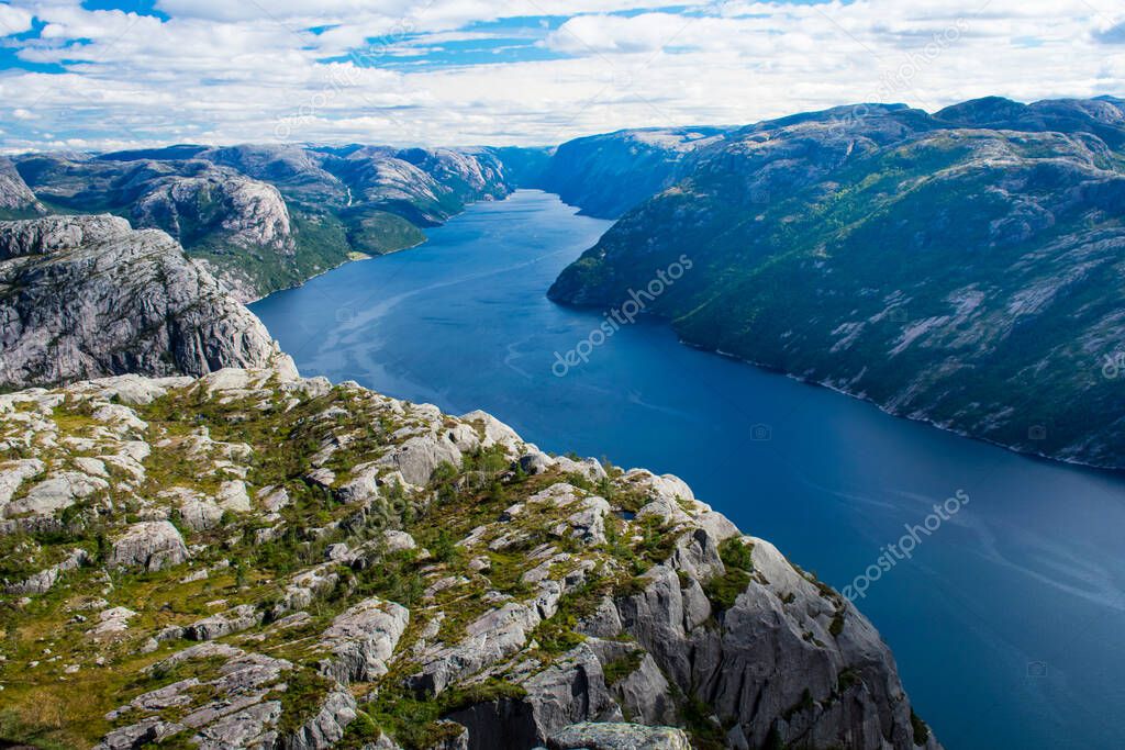 Sendero a la cima de la montaña Preikestolen con el turista cerca de ...