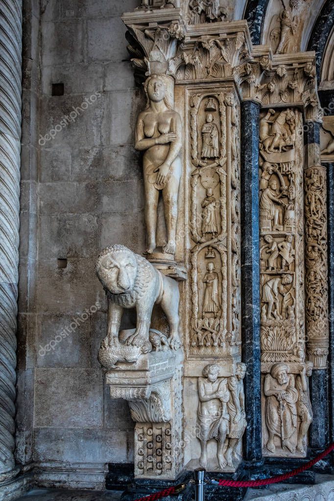 Portal del siglo XIII de la catedral de San Lorenzo en Trogir, Croacia ...