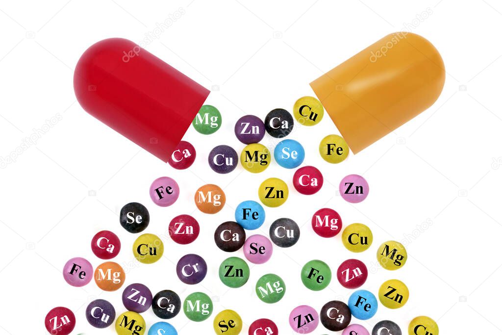 Concepto nutricional con una cápsula de la que salen oligoelementos 2022