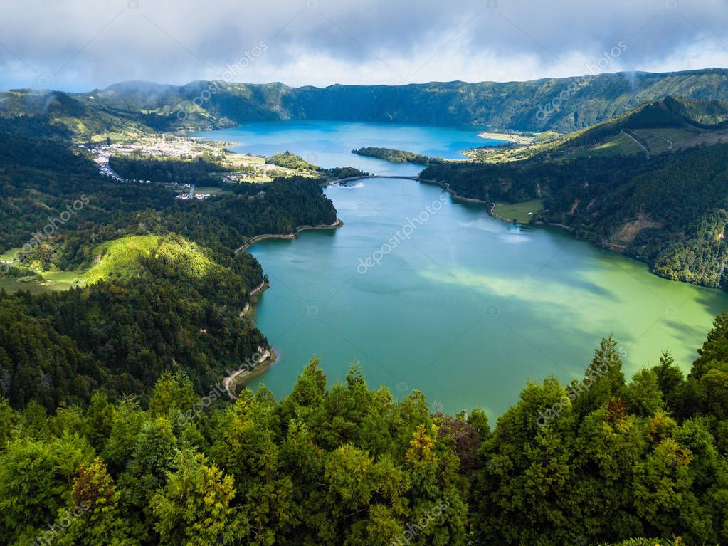 Vista aérea de Lagoa Verde y Lagoa Azul - lagos en cráteres volcánicos ...