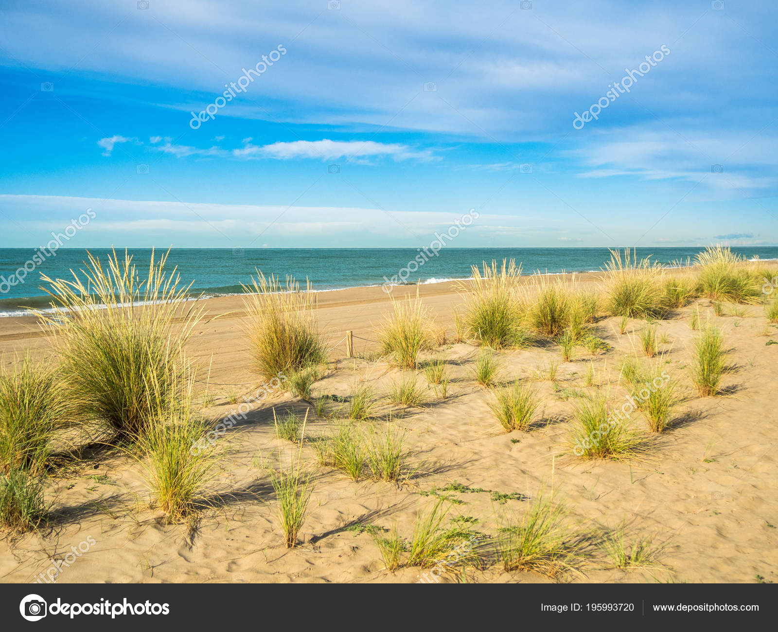 Playa Gava Una Las Playas Costa Barcelona Con Mucho Turismo — Foto de stock © sanedor #195993720