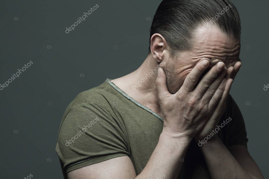 Hombre cansado, no veas ningún concepto maligno. Retrato emocional de ...