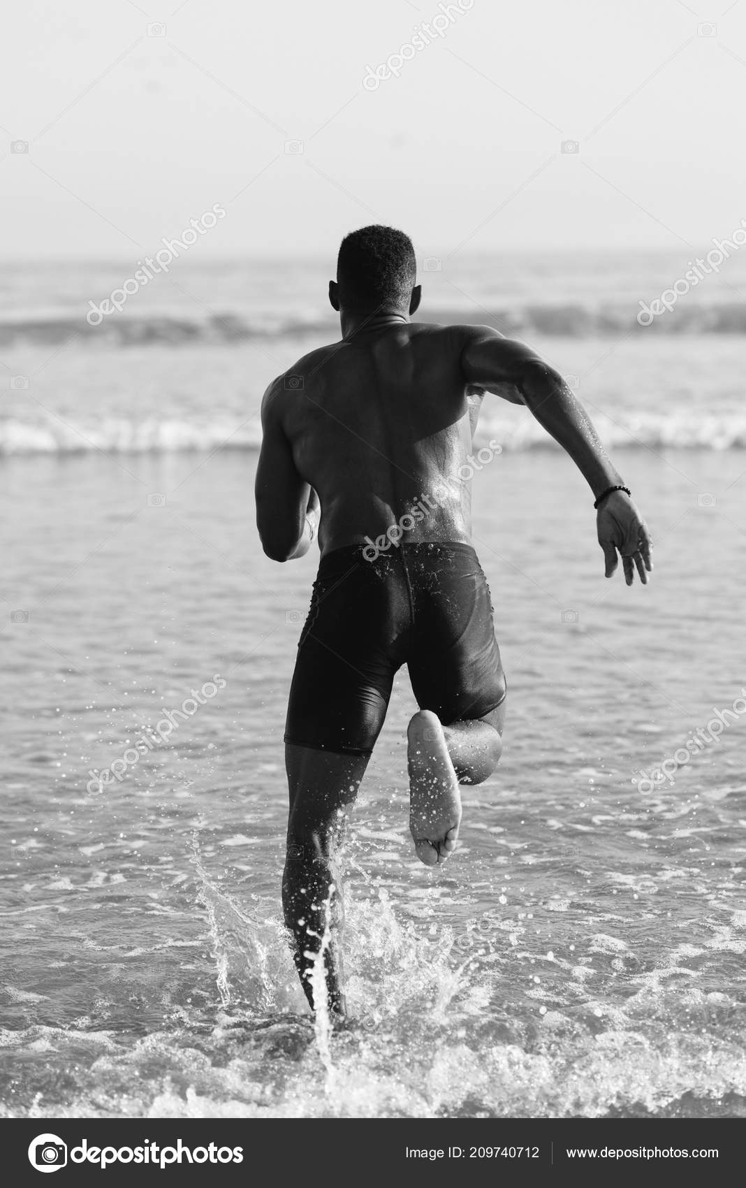 Visão Traseira Homem Preto Apto Correndo Beira Mar Salpicando Watter ...