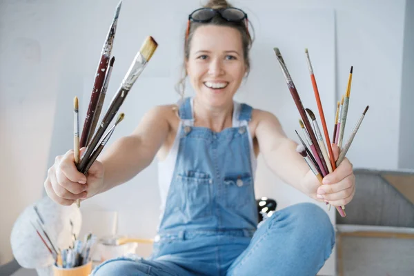 Gente feliz pintando fotos de stock, imágenes de Gente feliz pintando ...