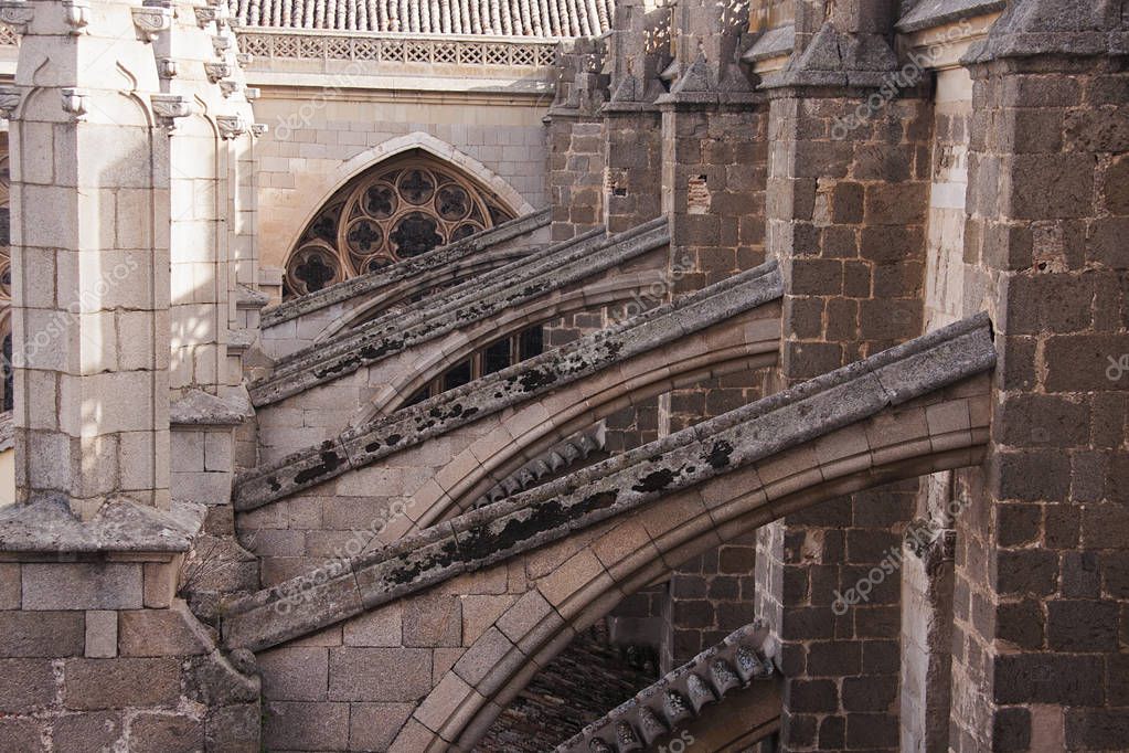 vista del contrafuerte gótico de la catedral de toledo, en España 2024