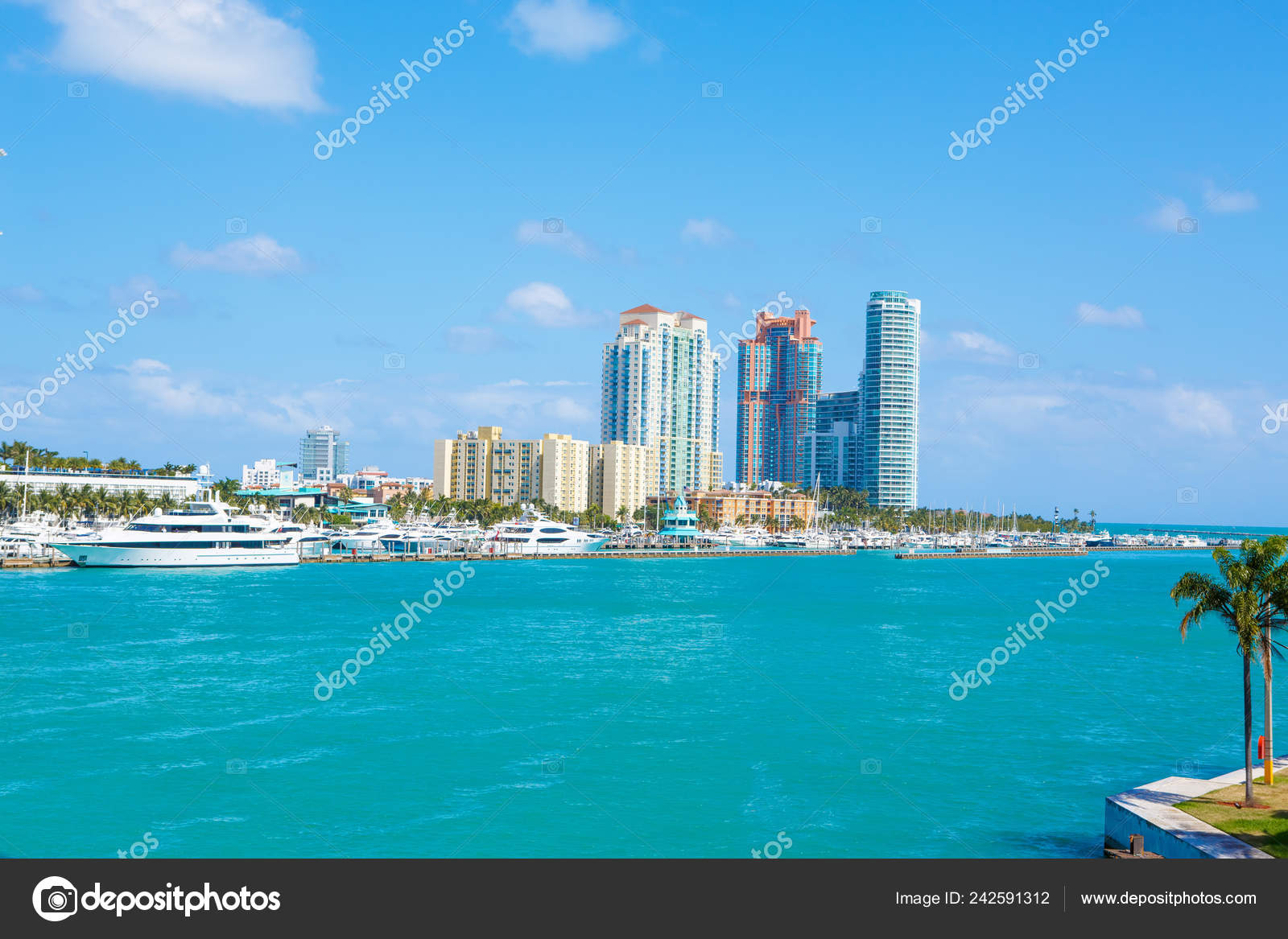 Miami, Florida, USA skyline del centro. Edificio, playa oceánica y ...