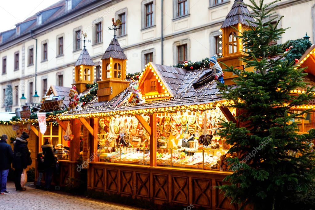 Mercado de Navidad tradicional en el centro histórico de Nuremberg ...