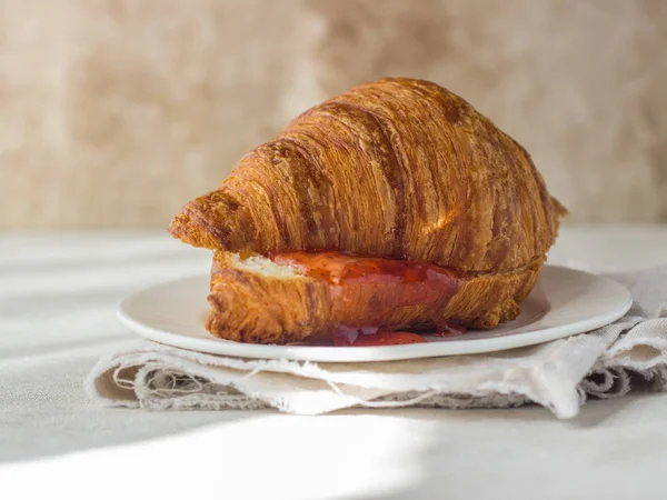 Croissant aux fraises Stock Photos, Royalty Free Croissant aux fraises Images | Depositphotos