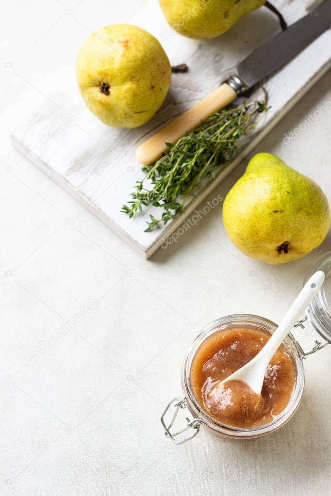 Mermelada de pera, peras frescas y tomillo sobre tabla de madera sobre ...
