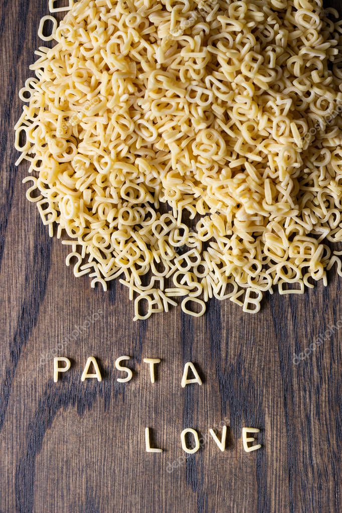 Pasta de alfabeto crudo. Pasta We Love You escrito en pasta alfabética ...