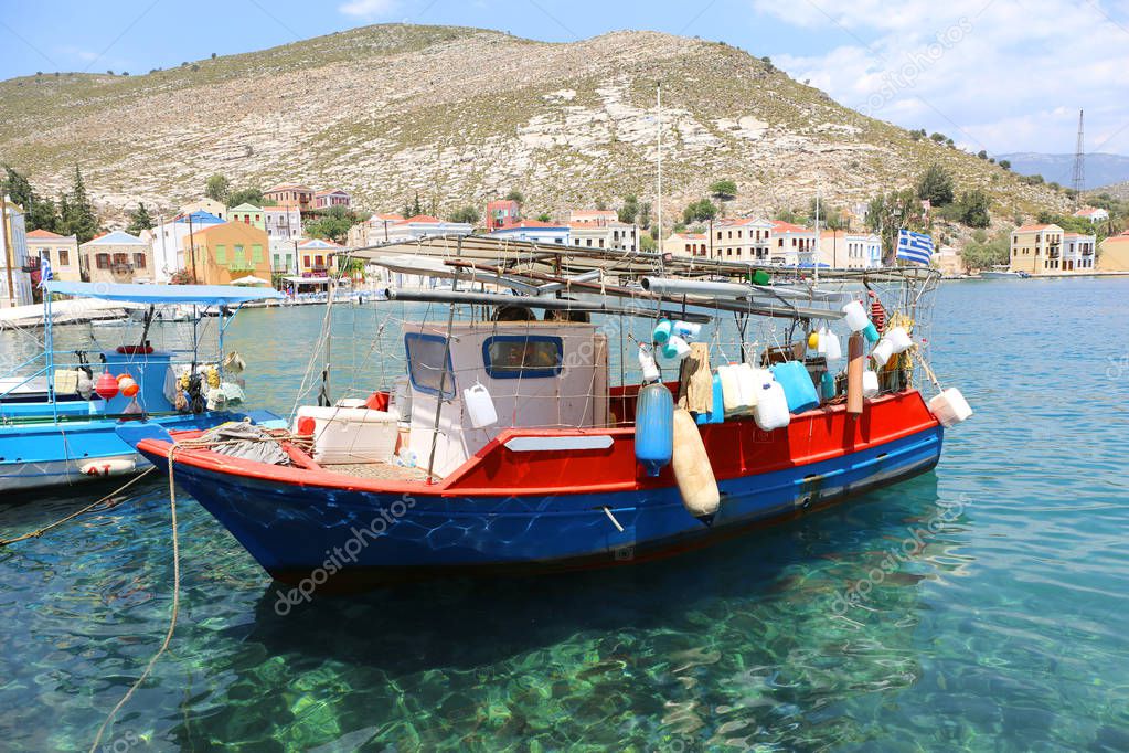 Barcos pesqueros griegos atados en el puerto de Kastellorizo, Grecia 2022