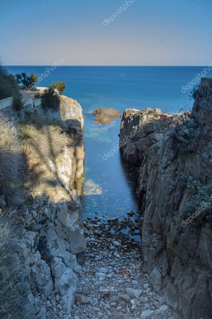 Dos crestas con una pequeña bahía rocosa entre el mar Mediterráneo azul ...