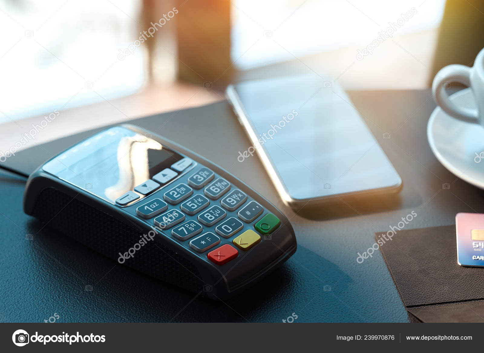 Terminal de pago POS y teléfono móvil. Concepto de pagos NFC ...