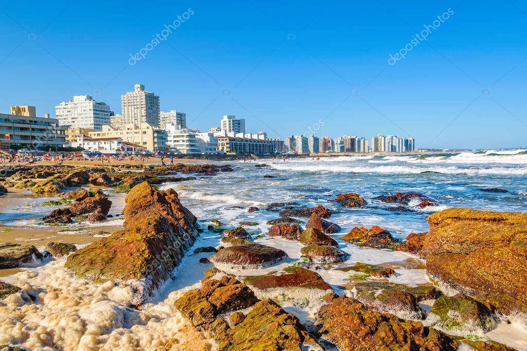 PUNTA DEL ESTE, URUGUAY, FEBRERO - 2020 - Escena de verano en la famosa playa de brava en punta ...