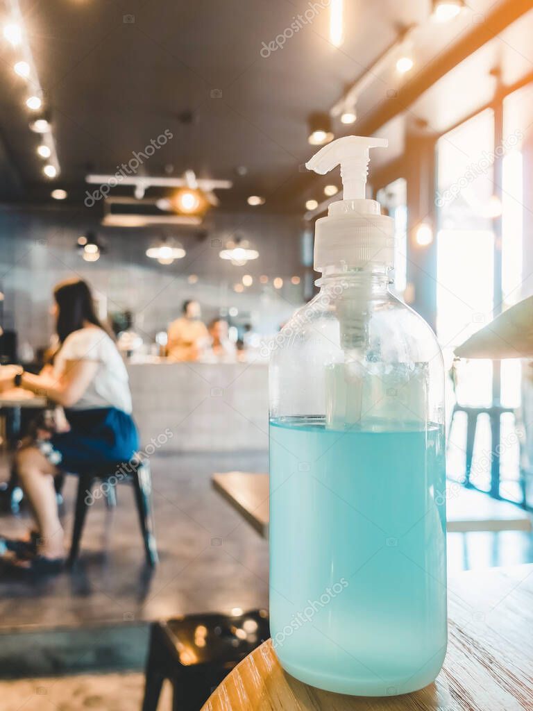 Botella de gel de alcohol azul para la limpieza de manos para evitar la ...