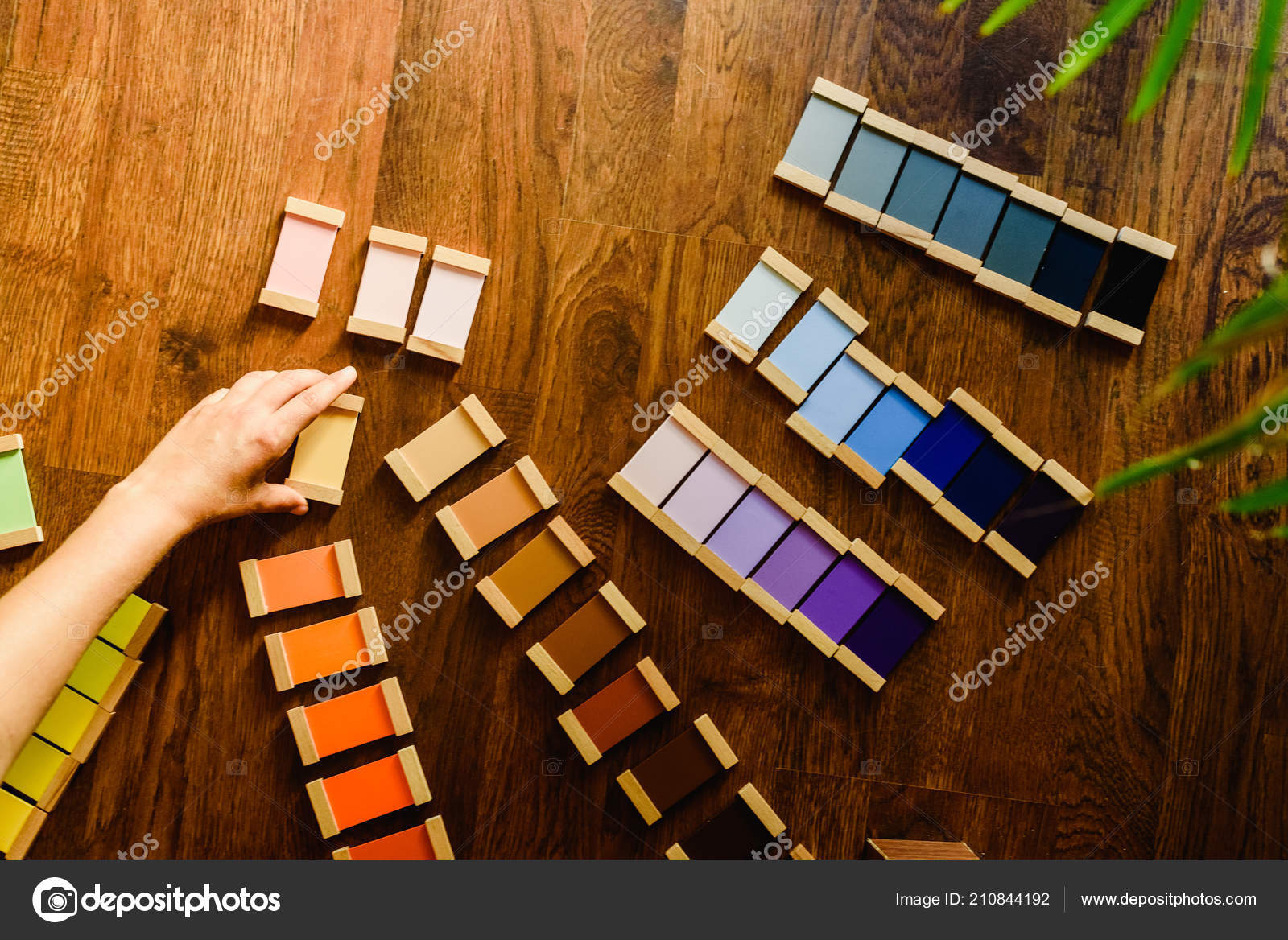 Niños Jugando Aprendiendo Con Tabletas Color Montessori: fotografía de ...