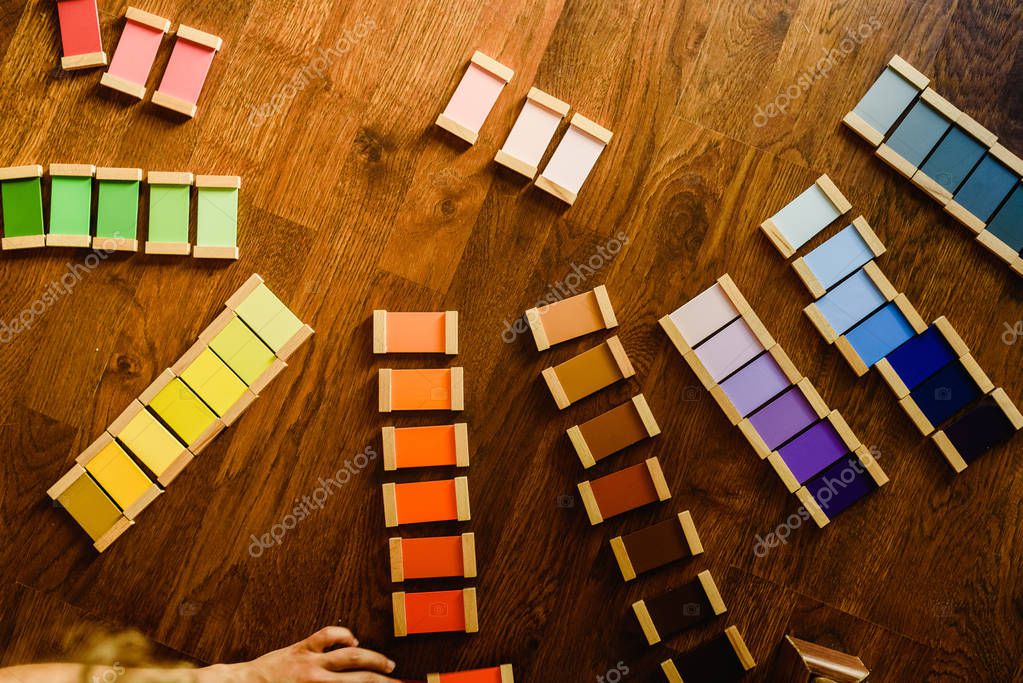 Niños jugando y aprendiendo con tabletas de color montessori 2023