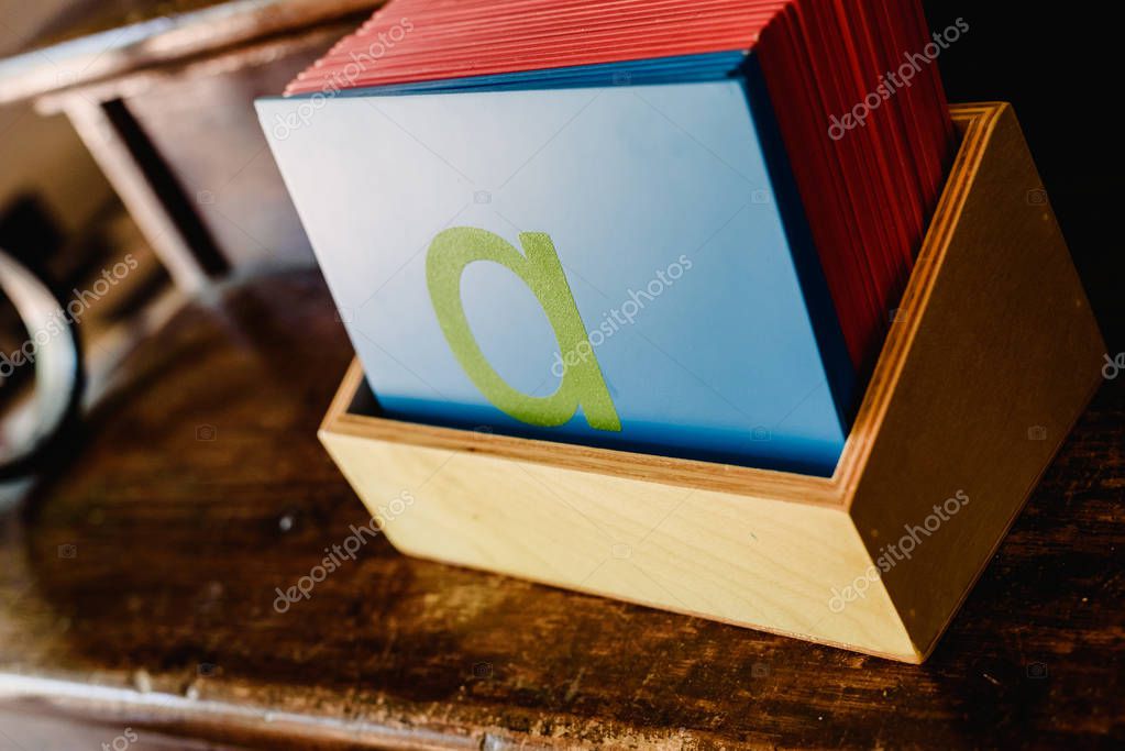 Lectura y escritura de tarjetas en una escuela montessori método. 2022