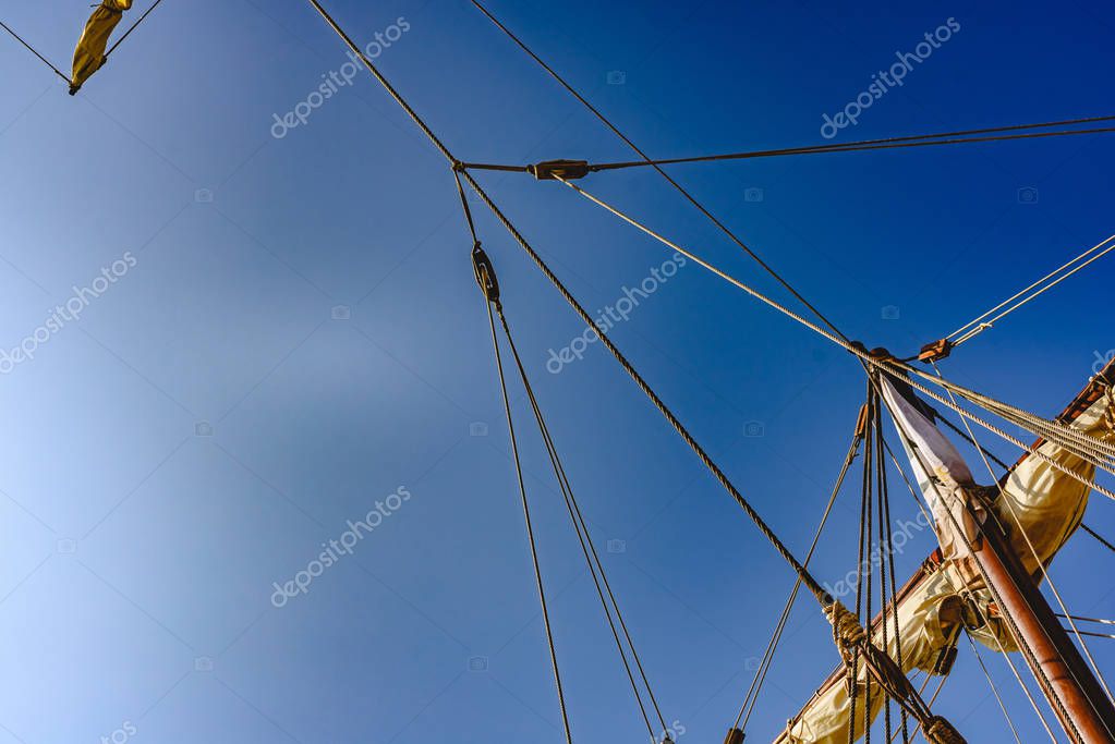 Velas y cuerdas del mástil principal de un barco carabela Santa Mara ...