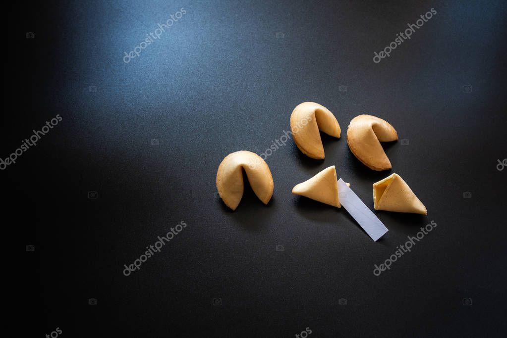 Galletas de la suerte rotas con el mensaje de la fortuna, aisladas en ...