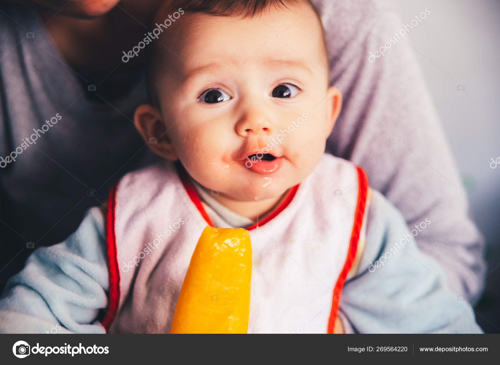 Bebé sonriendo y babeando cuando intenta por primera vez un hielo ...