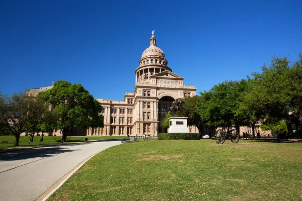 Edificio del Capitolio Estatal de Texas en Austin durante primavera 2024