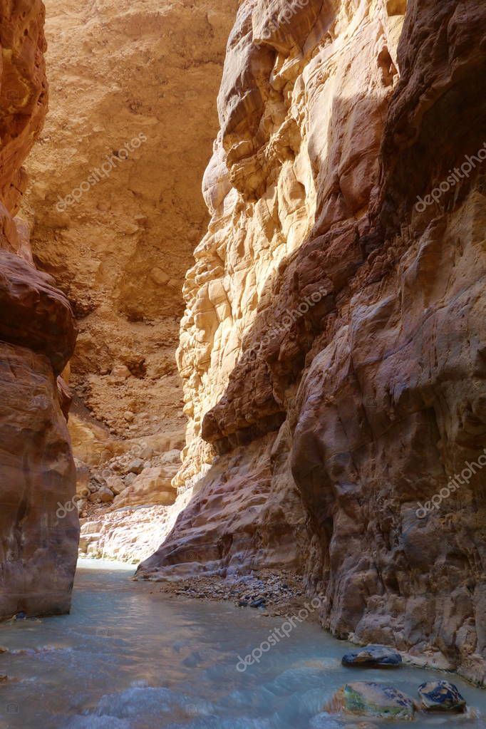 Cañón de Wadi Zarqa situado en Jordania cerca del mar muerto 2022