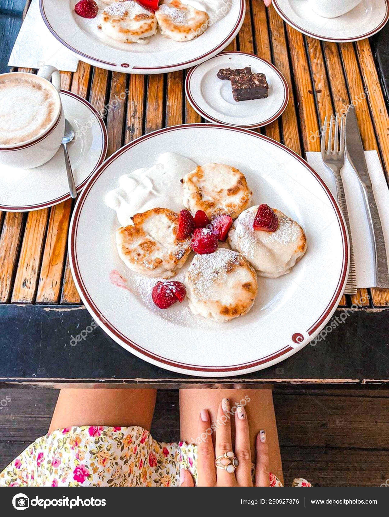 Strawberry souffl pancake. People eating Fluffy pancake topped with ...