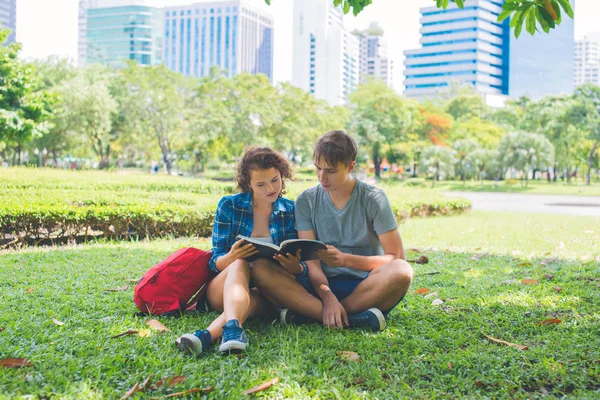 Leyendo en el parque fotos de stock, imágenes de Leyendo en el parque ...