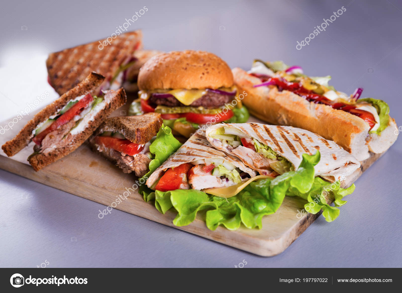 Prato de fast food com hambúrguer sandes de cachorro quente envoltório ...