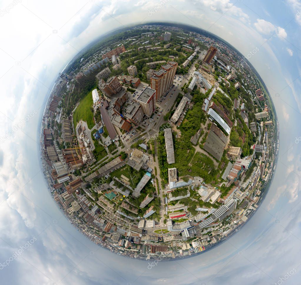 Vista aérea de edificios rusos antiguos y nuevos en la zona verde de la ...