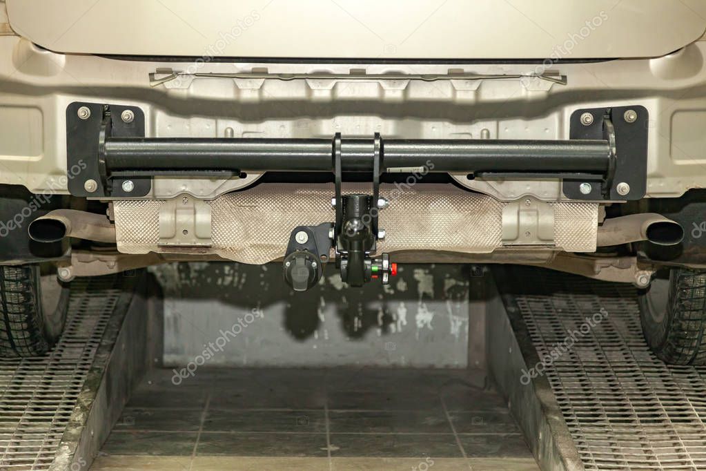 Primer plano en un nuevo enganche de remolque negro instalado en un ...