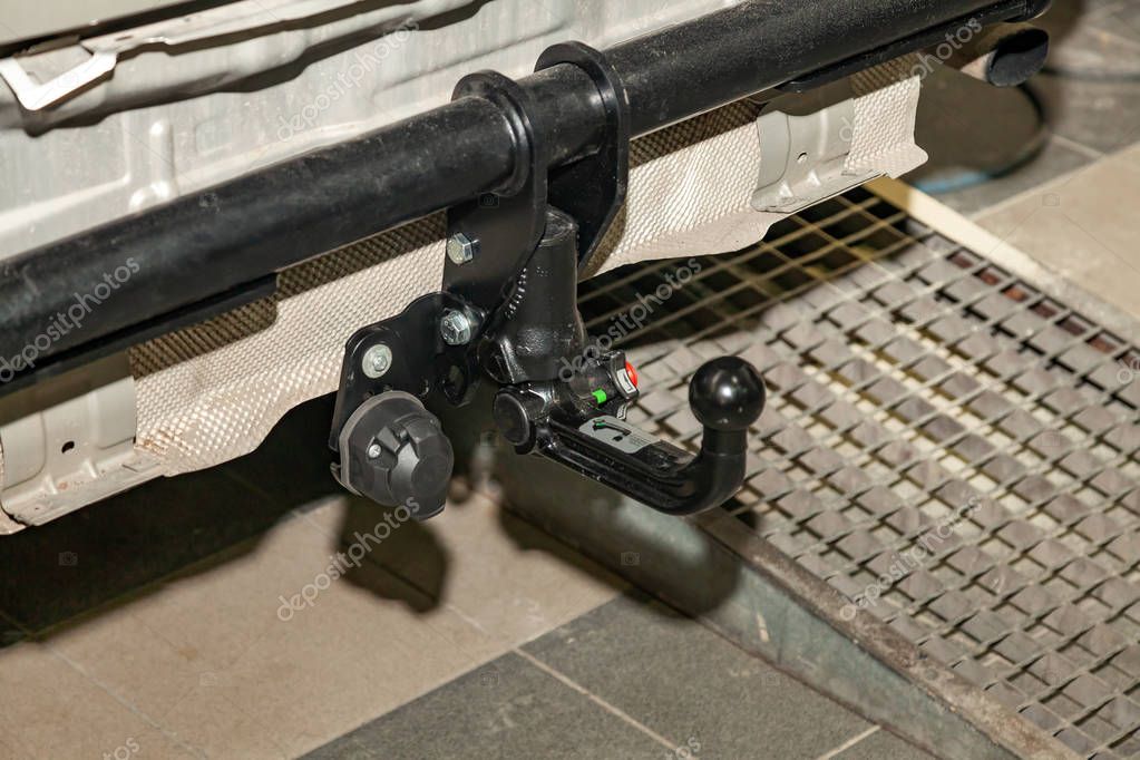 Primer plano en un nuevo enganche de remolque negro instalado en un ...