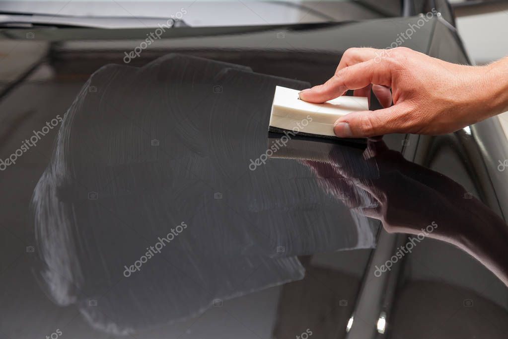 El proceso de aplicación de un recubrimiento nano-cerámico en el capó ...