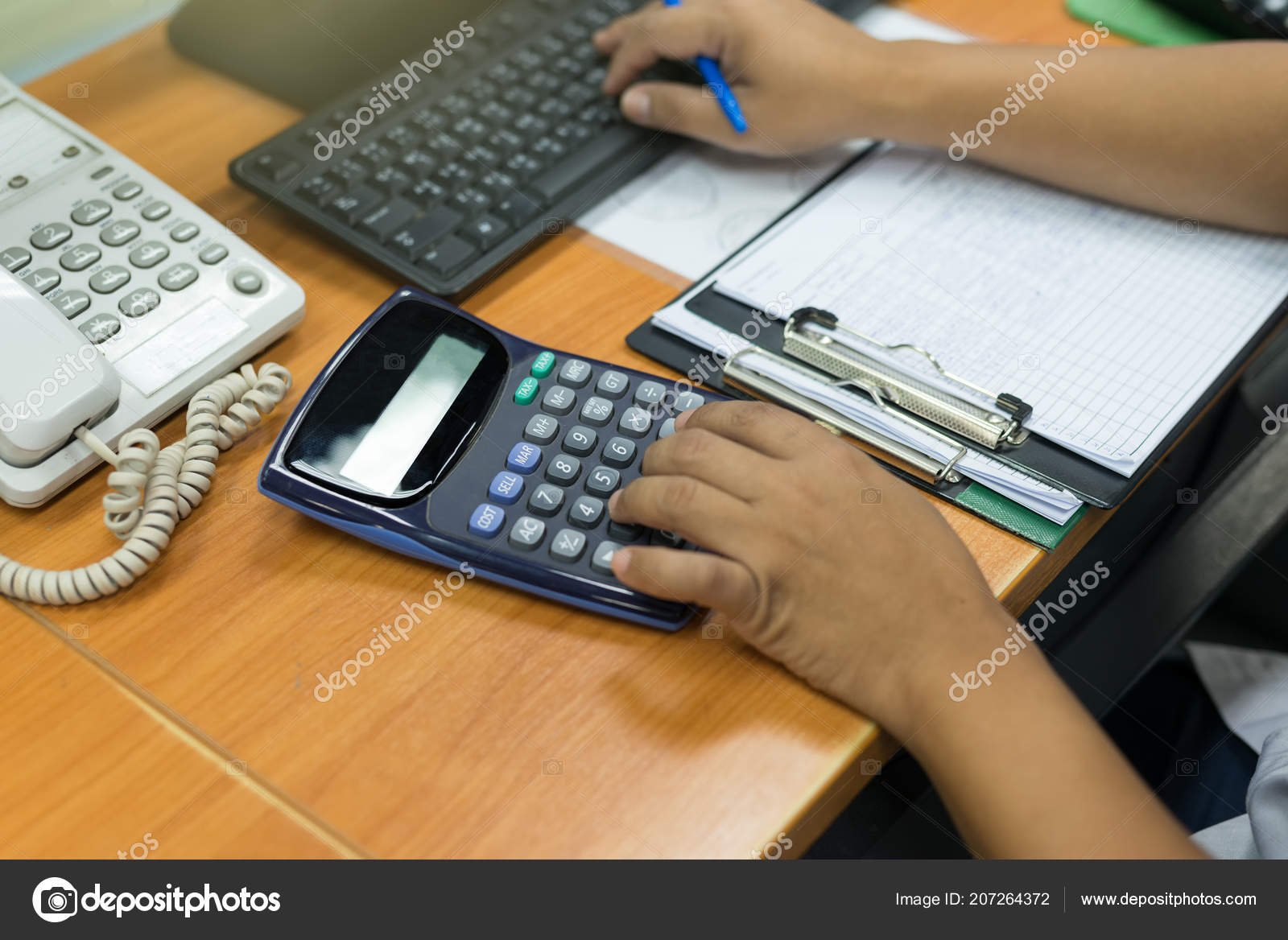 Calculator Hand's Man Calculate Working Desk Office — Stock Photo ...