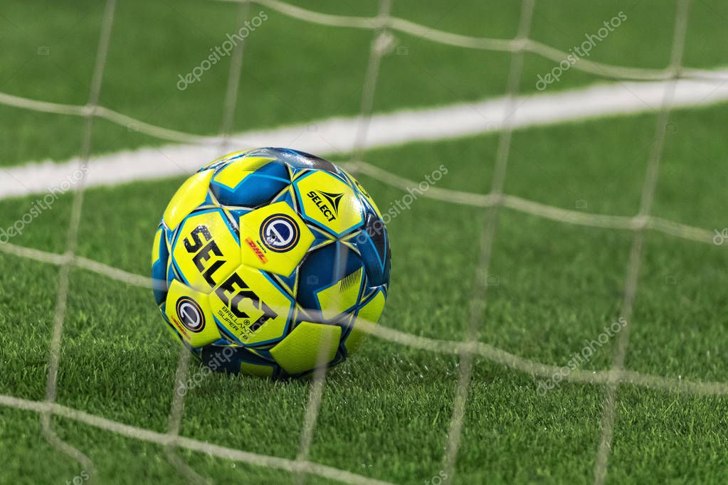 Bola oficial en la red durante el calentamiento en la copa sueca qu 2024