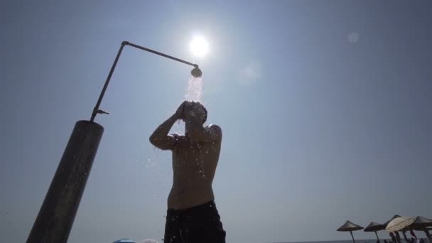 Vídeos de Hombre duchandose libres de derechos | Depositphotos