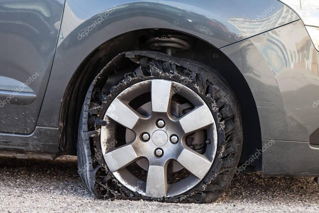 Destruido neumático soplado con caucho explotado, triturado y dañado en ...