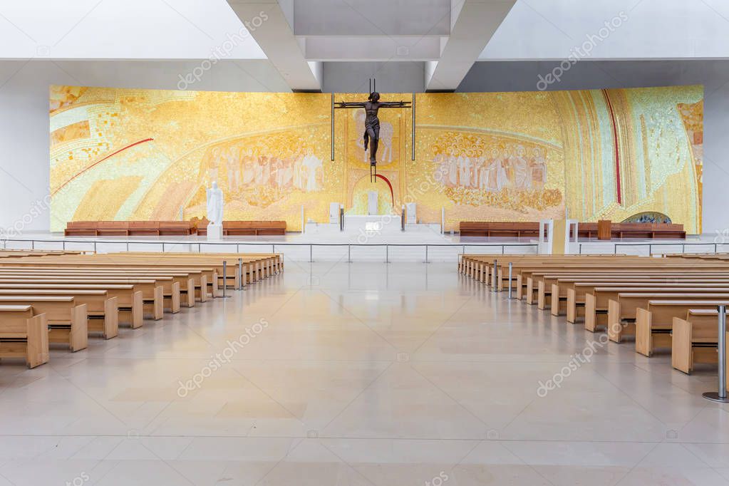 Santuario de Fátima, Portugal. Interior de la moderna Basílica Menor de ...