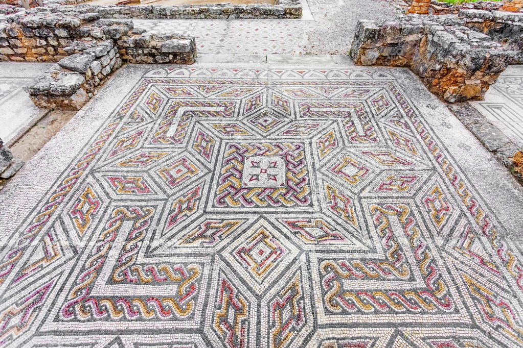 Complejo y elaborado pavimento de mosaico de tessera romana en la Casa ...