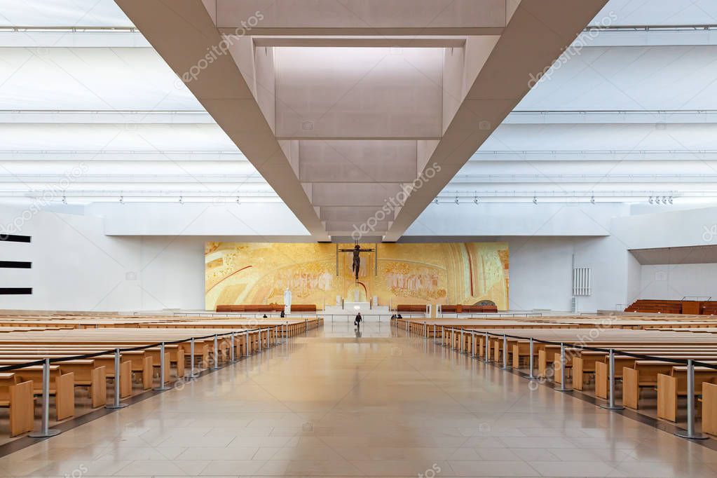 Santuario de Fátima, Portugal. Interior de la moderna Basílica Menor de ...