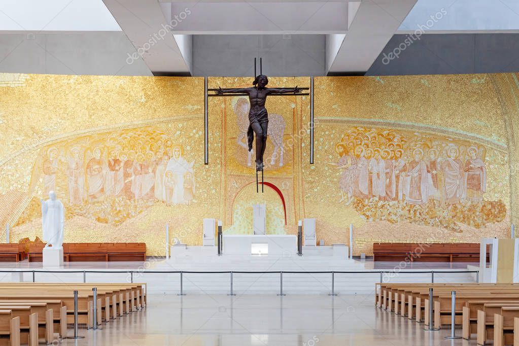 Santuario de Fátima, Portugal. Altar Basílica de la Santísima Trinidad ...