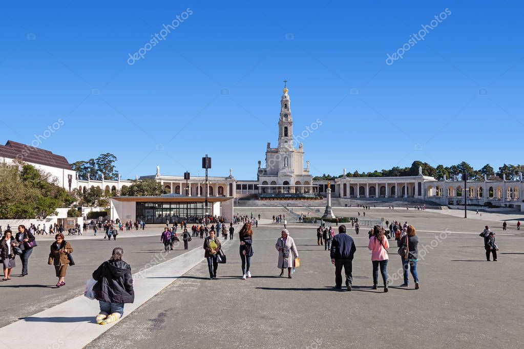 Santuario de Fátima, Portugal, 07 de marzo de 2015 - Devoto recorriendo ...
