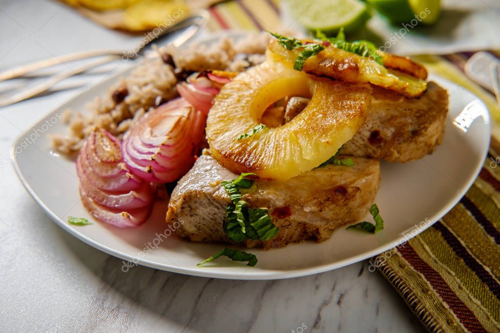 Chuletas de cerdo de piña cubana marinadas con arroz tradicional de ...
