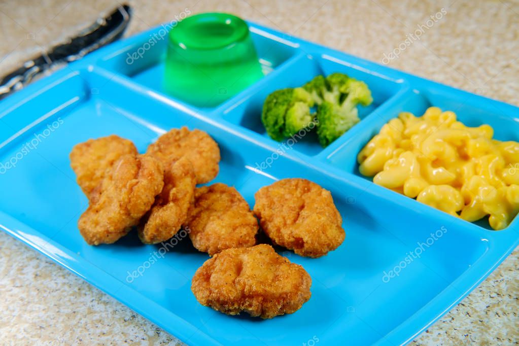 Bandeja de almuerzo escolar de grado de nuggets de pollo con brócoli mac-n-cheese y gelatina ...