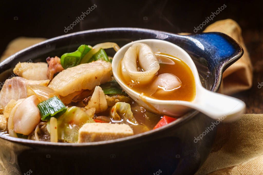 Estofado coreano de mariscos tambi n llamado Haemul Jeongol con tofu ...