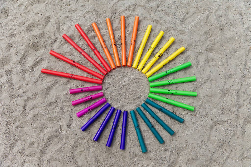 Boomwhackers en muchos colores que ponen en un círculo exterior en la ...