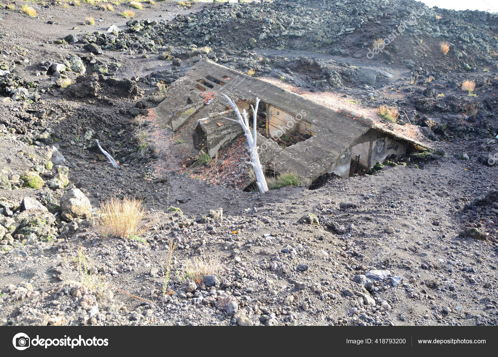 House Engulfed Lava Flow Volcano Stock Photo by ©mountainpix 418793200